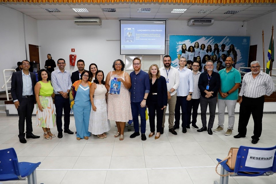 Governo ES - Sedu lança livro sobre Educação em Tempo Integral